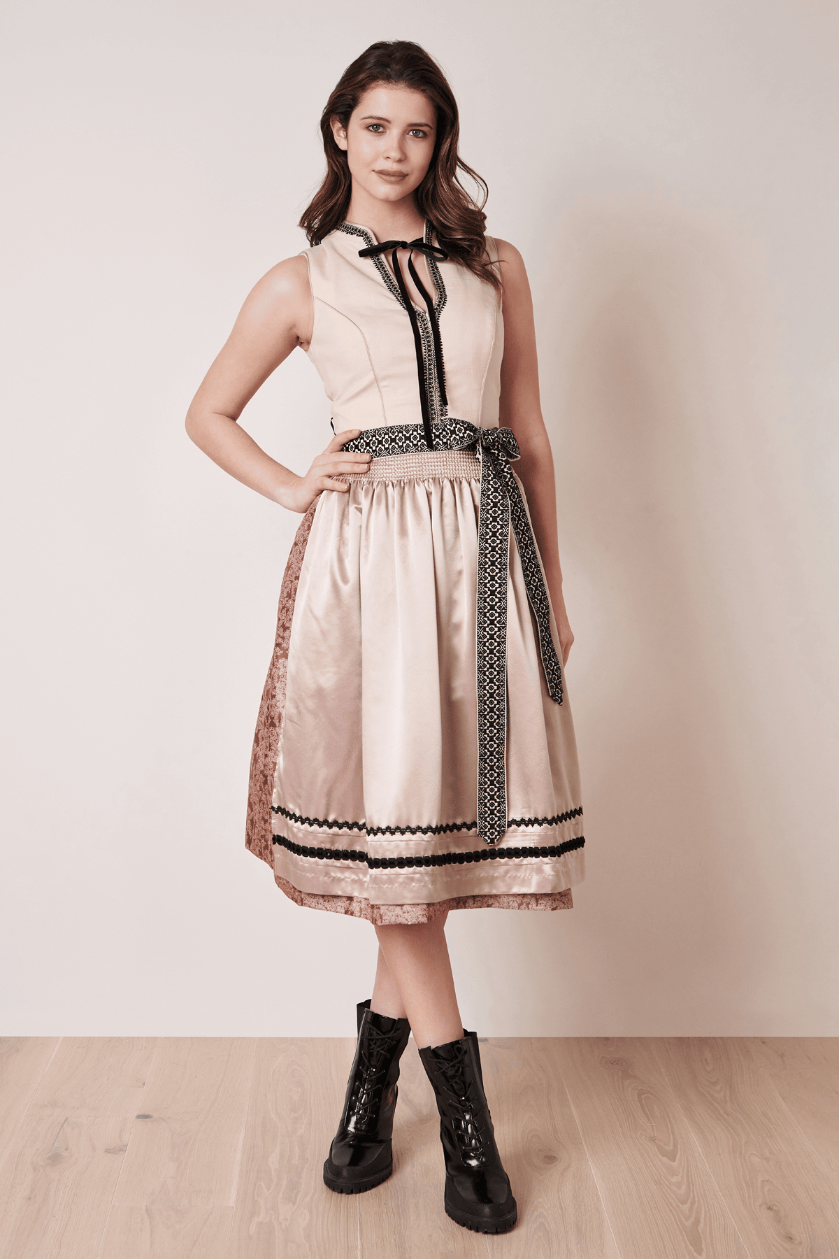 Dirndl Galathea (70cm) in beige im Krüger Dirndl Online Shop
