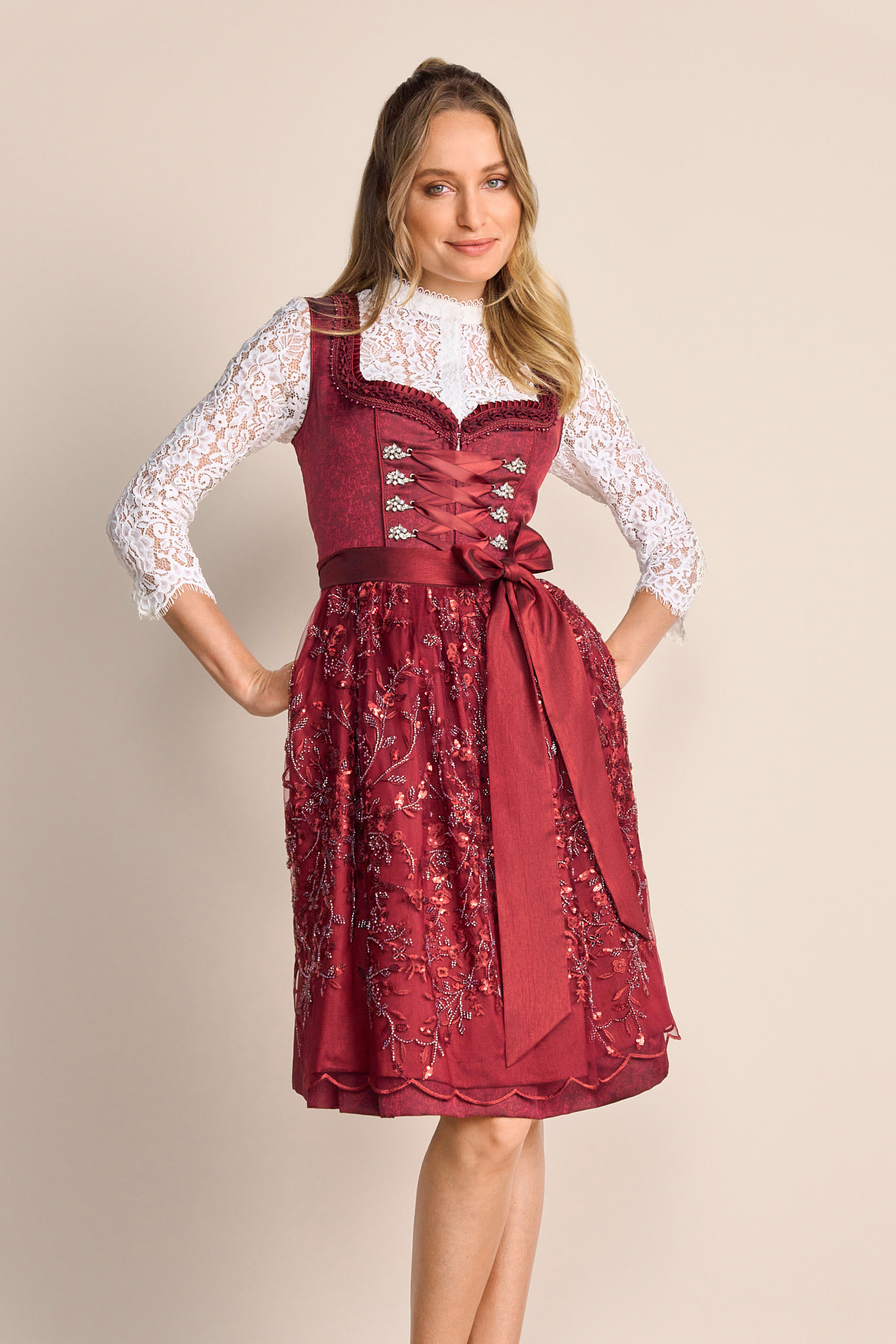 Dirndl Olive (60cm) in rot im Krüger Dirndl Online Shop