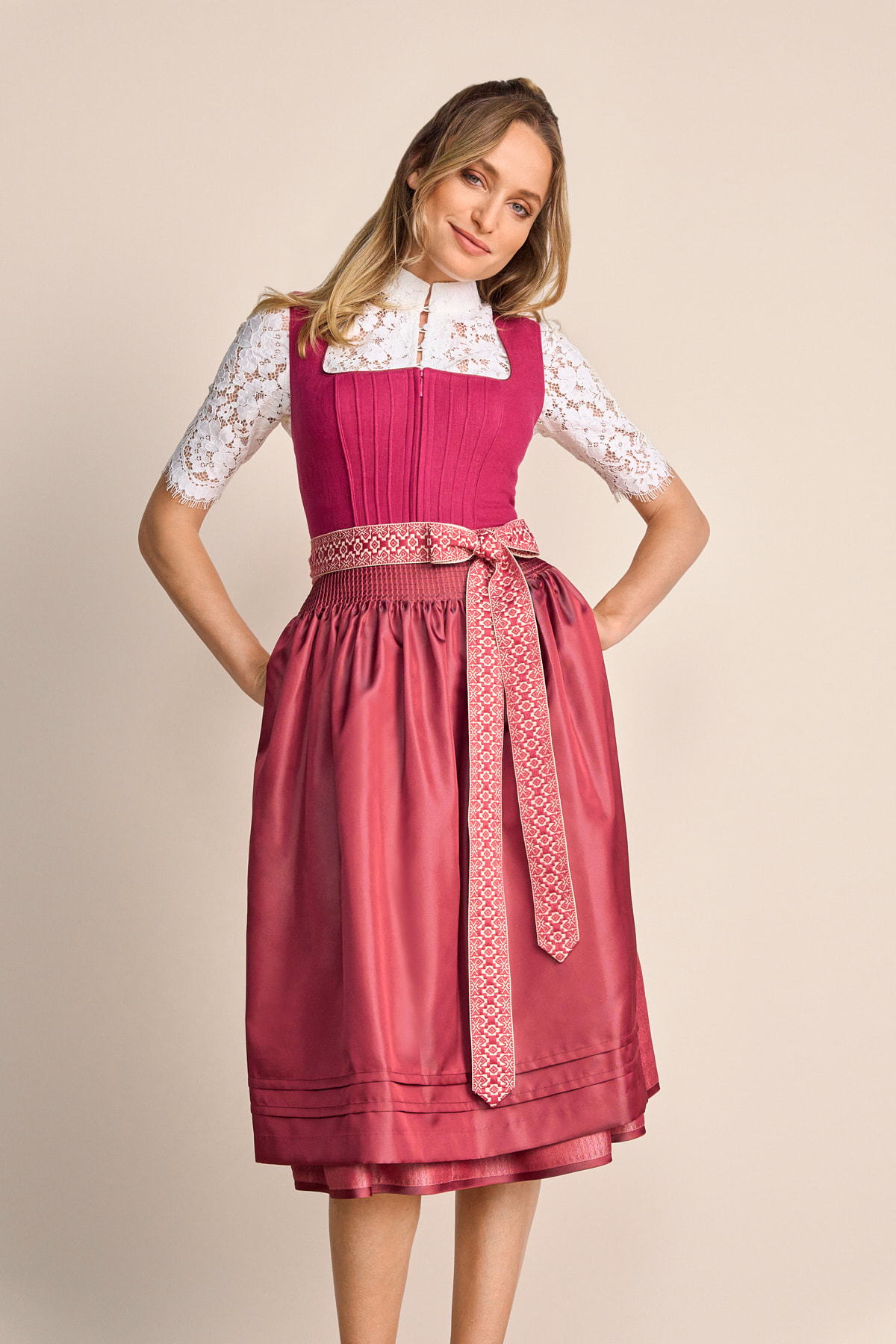 Dirndl Derya (70cm) in rot im Krüger Dirndl Online Shop