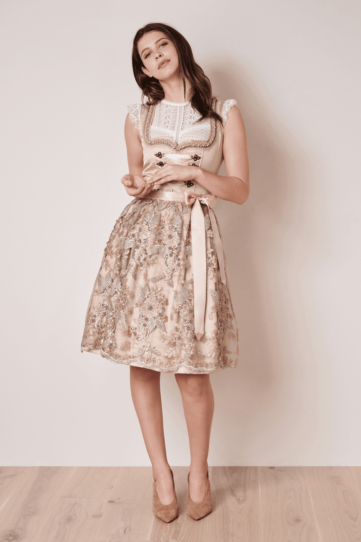 Dirndl Liela (60cm) in beige im Krüger Dirndl Online Shop