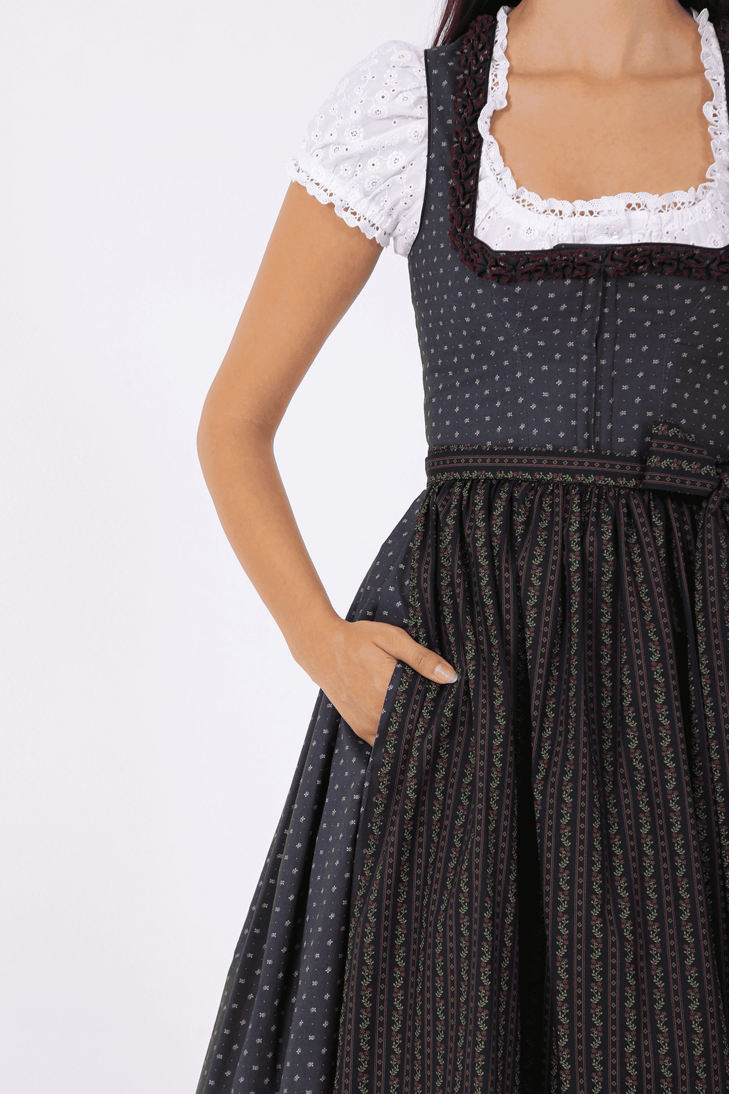 Dirndl Rita (70cm) in schwarz im Julia Trentini Online Shop