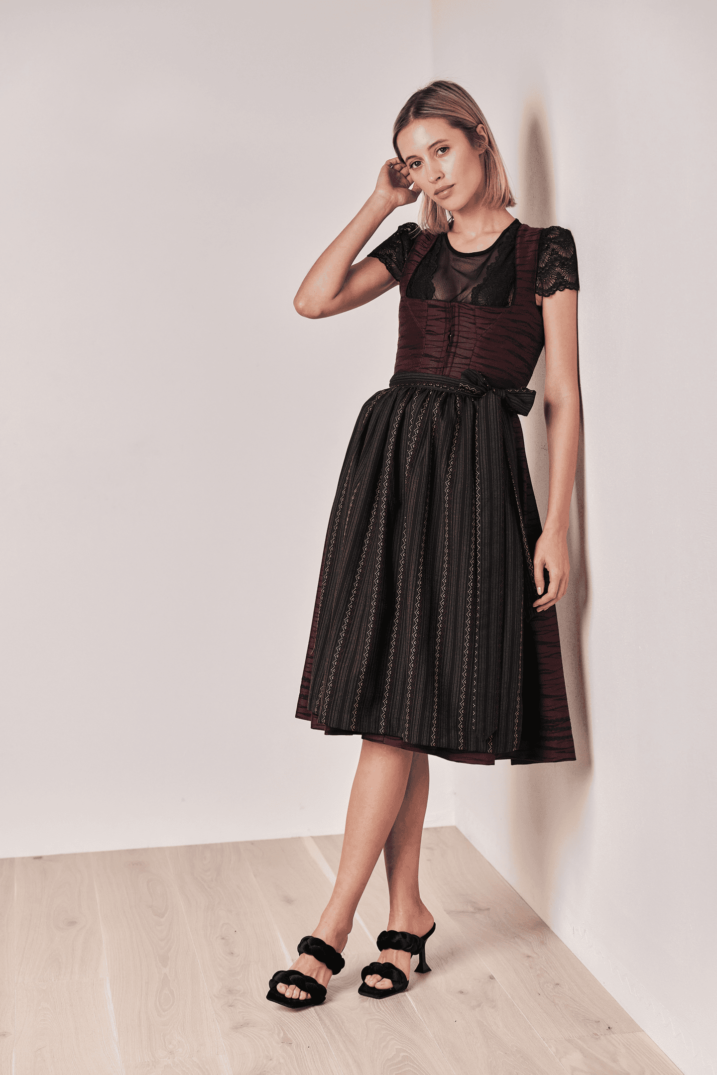 Dirndl Rita (70cm) in rot im Julia Trentini Online Shop