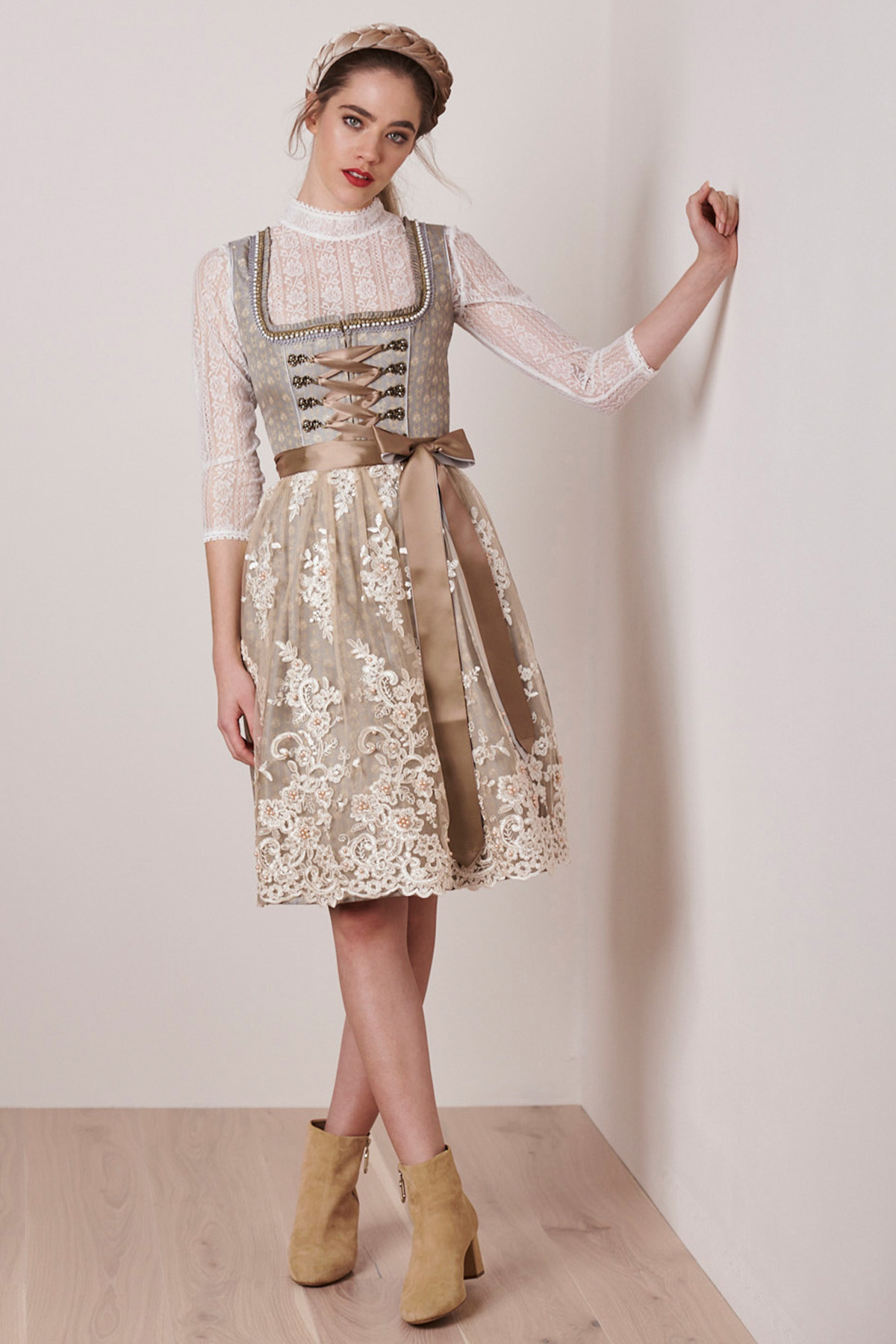 Dirndl Betti (60cm) in beige im Krüger Dirndl Online Shop