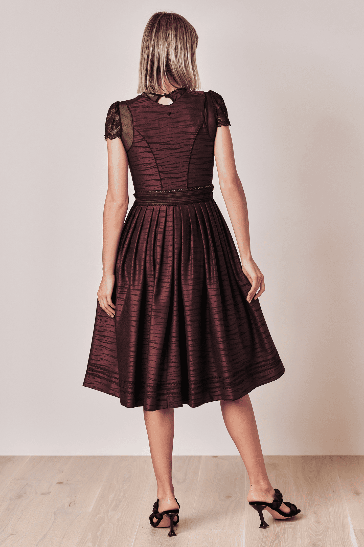 Dirndl Rita (70cm) in rot im Julia Trentini Online Shop