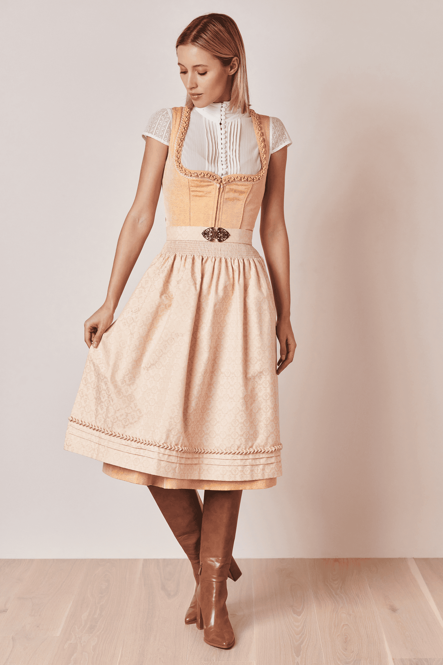 Dirndl Ilona (70cm) in orange im Julia Trentini Online Shop