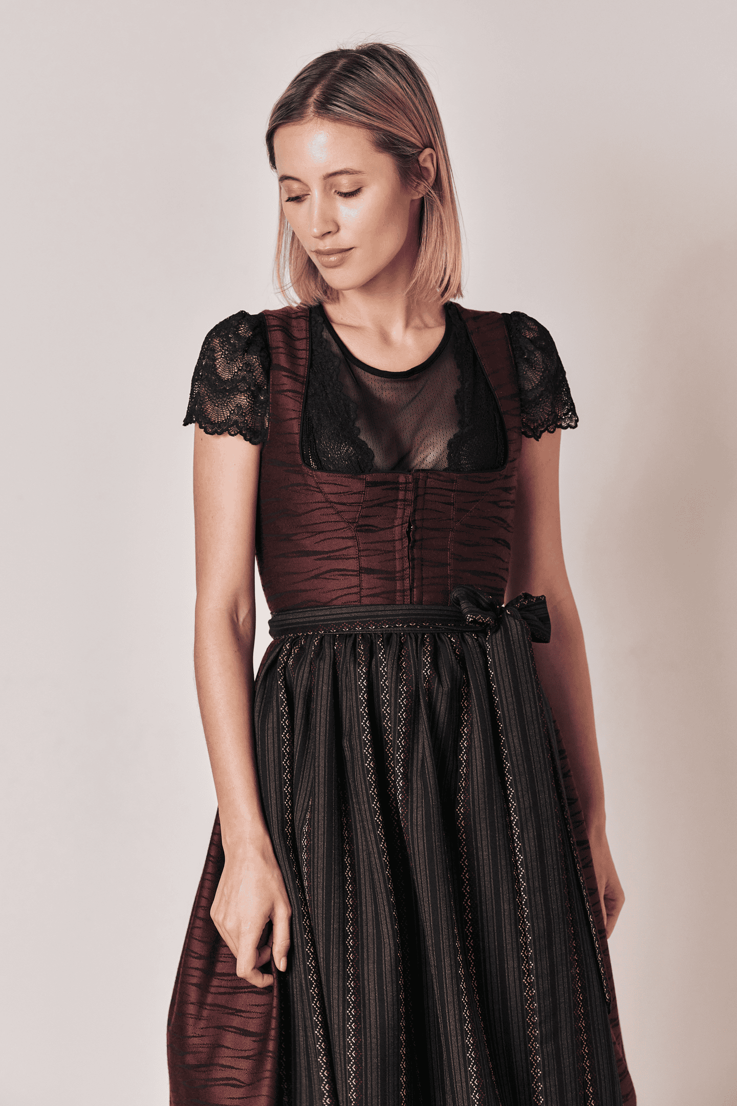Dirndl Rita (70cm) in rot im Julia Trentini Online Shop