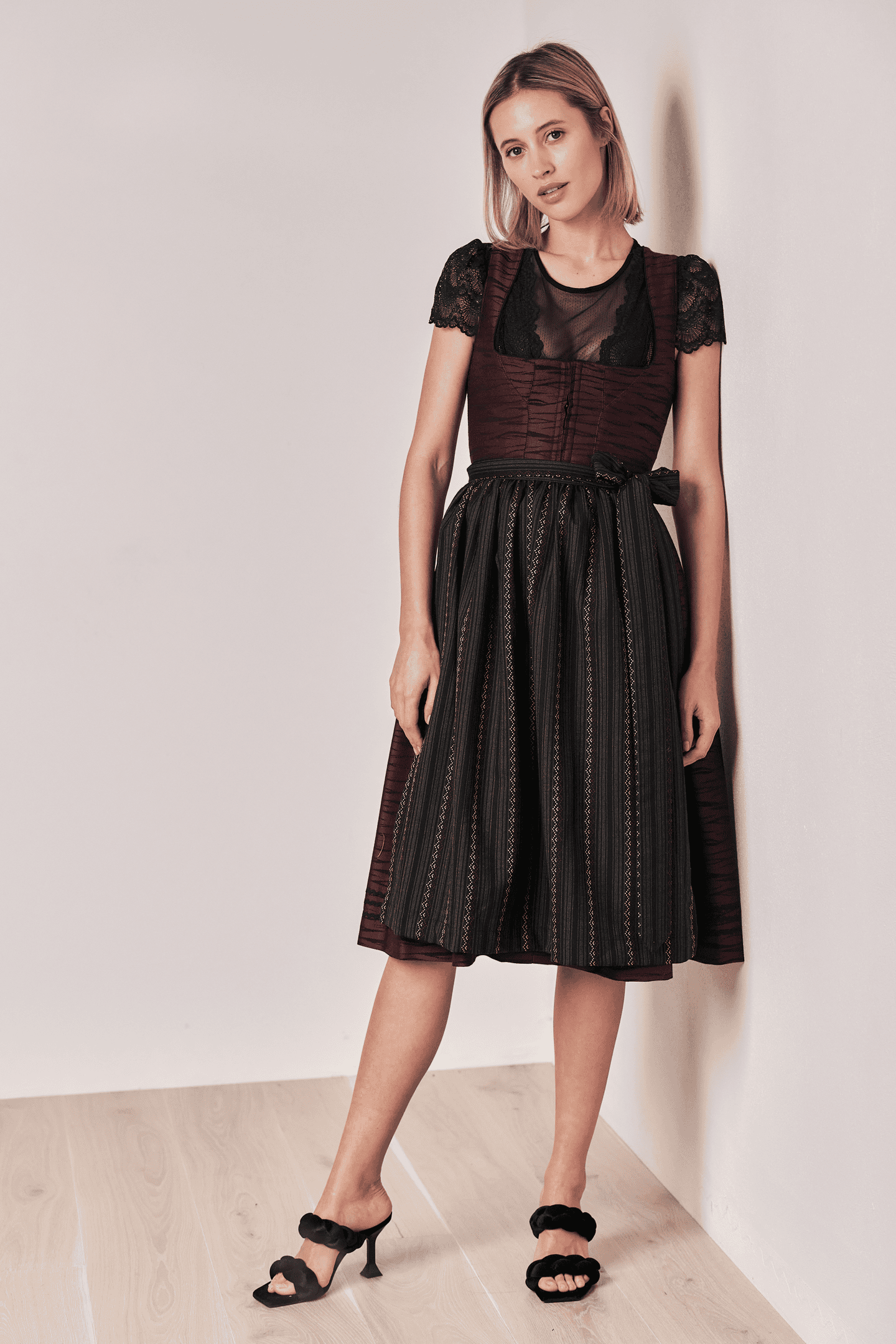 Dirndl Rita (70cm) in rot im Julia Trentini Online Shop