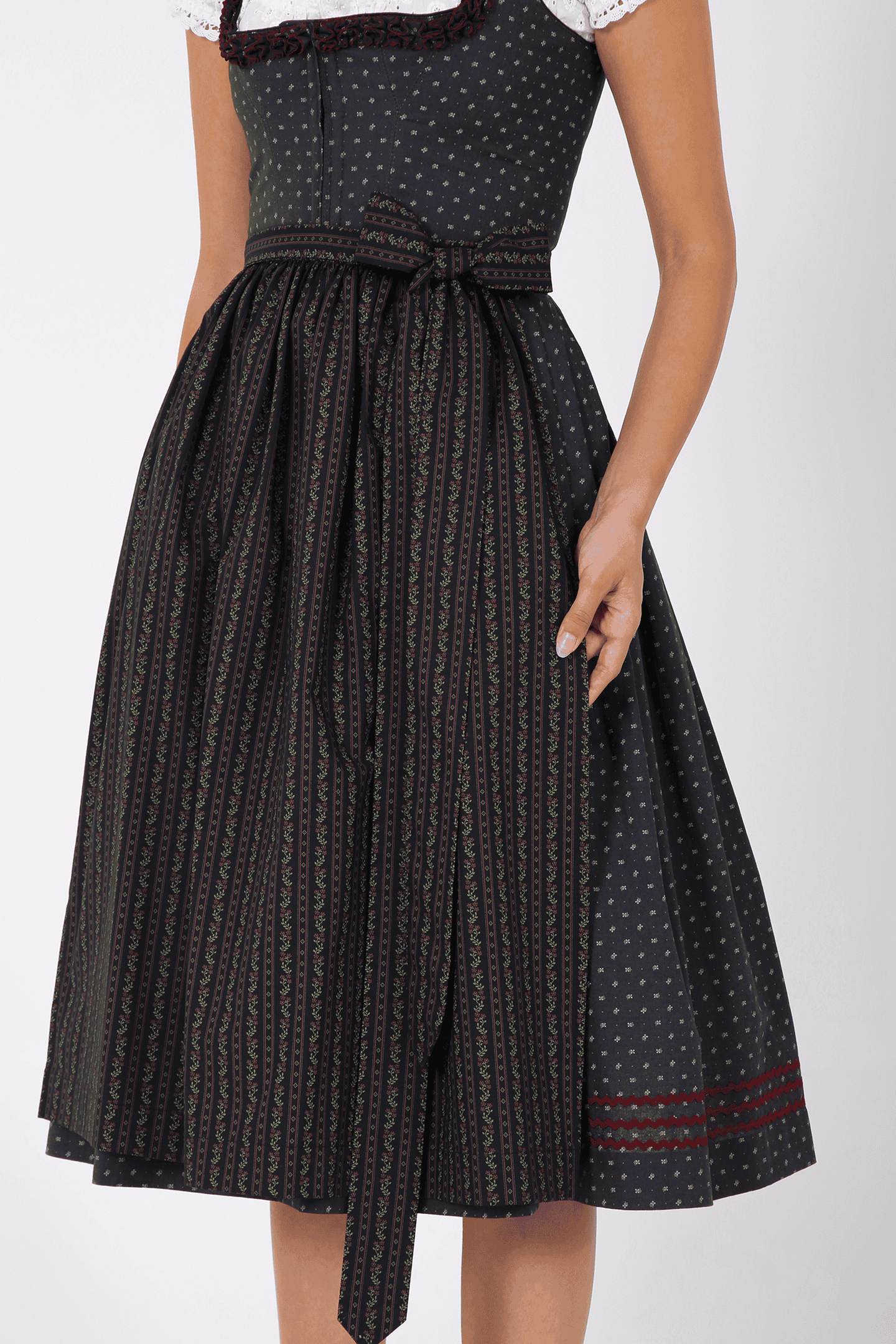 Dirndl Rita (70cm) in schwarz im Julia Trentini Online Shop